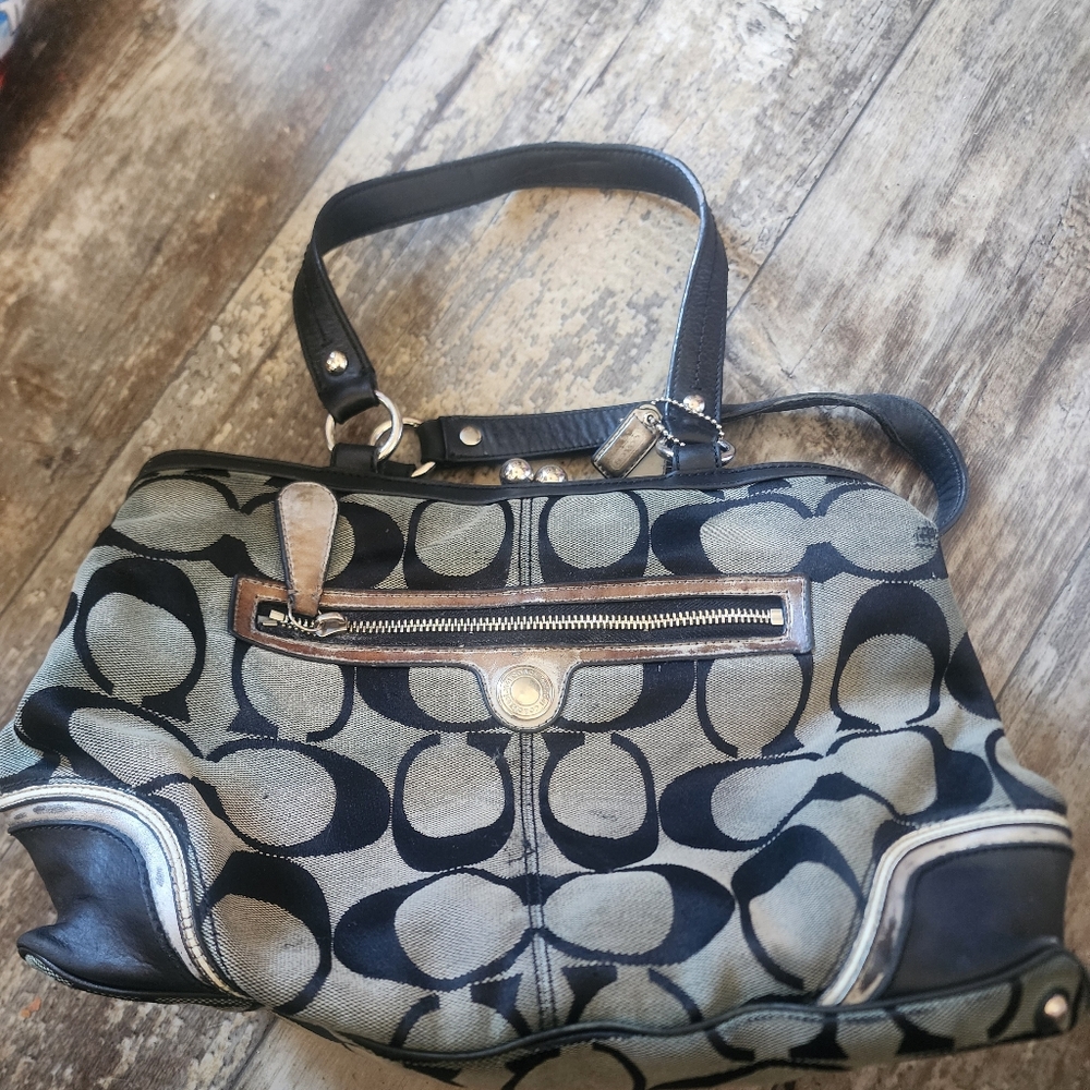 Coach Huge Bag Has The Coach Tags - Gem